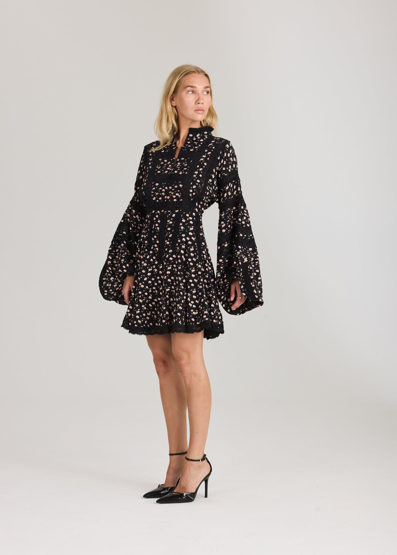 RAVN RAVN - Kjoler - Lita Dress - Black Pink Roses - Villoid