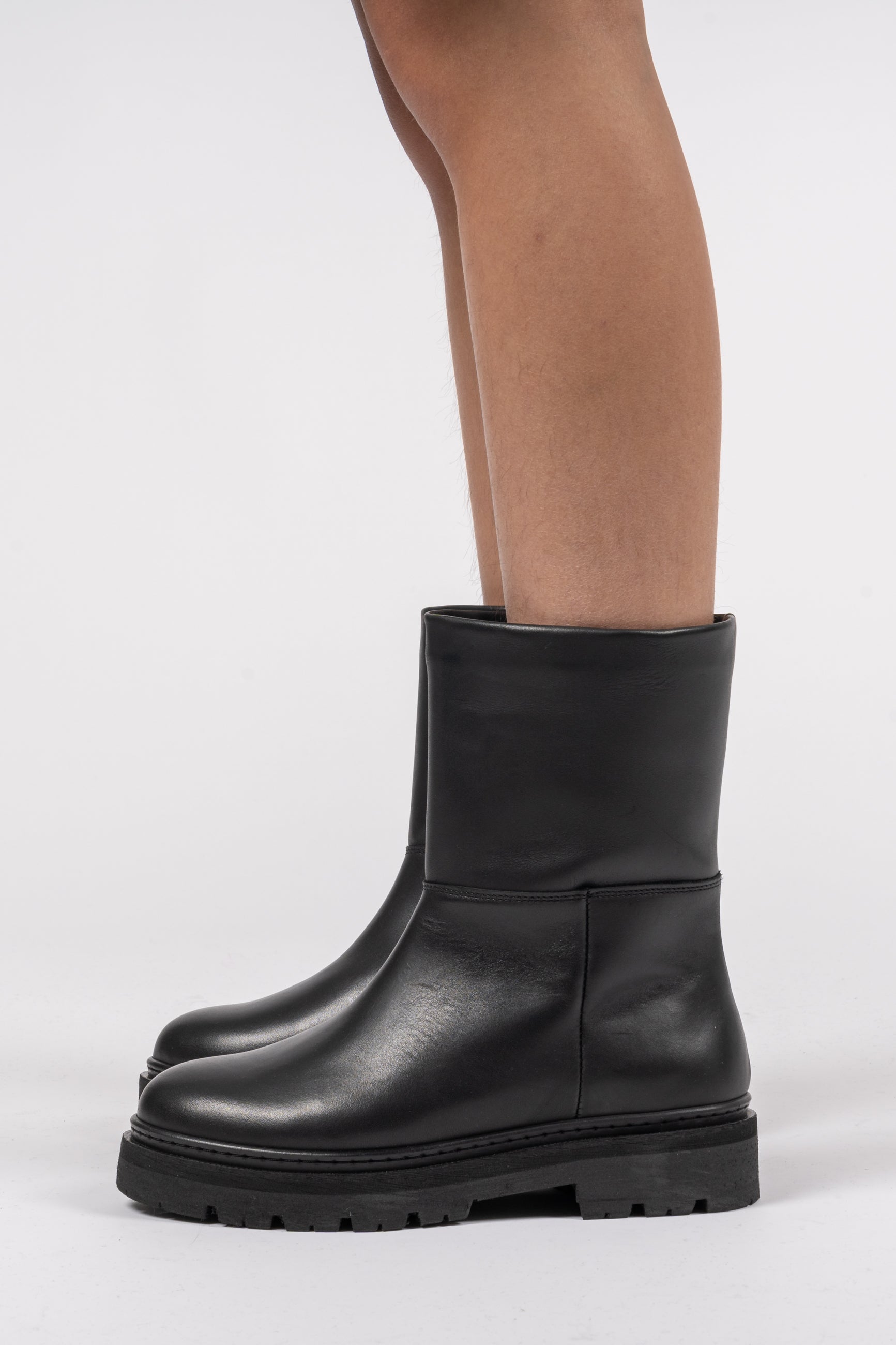 Hug Boot - Black – VILLOID